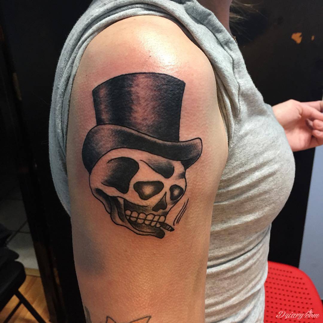Death Is Not The End Tatua e Z Czaszkami Pokazuj Dys 